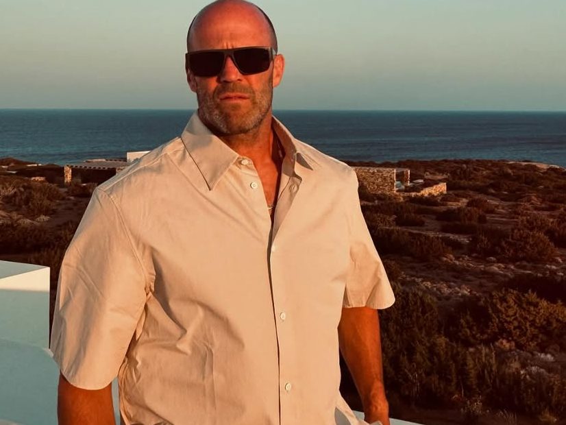 Ο Jason Statham κάνει διακοπές με την οικογένειά του στην Αντίπαρο - Mad.gr