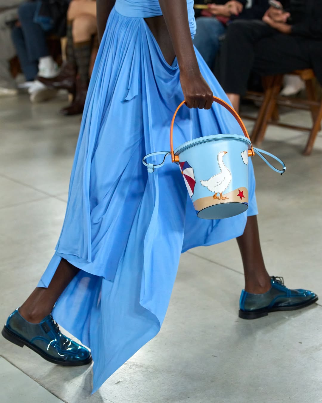 Moschino SS26: Σακιά πατάτας, σανδάλια-βούρτσες και ασυνήθιστες τσάντες ...