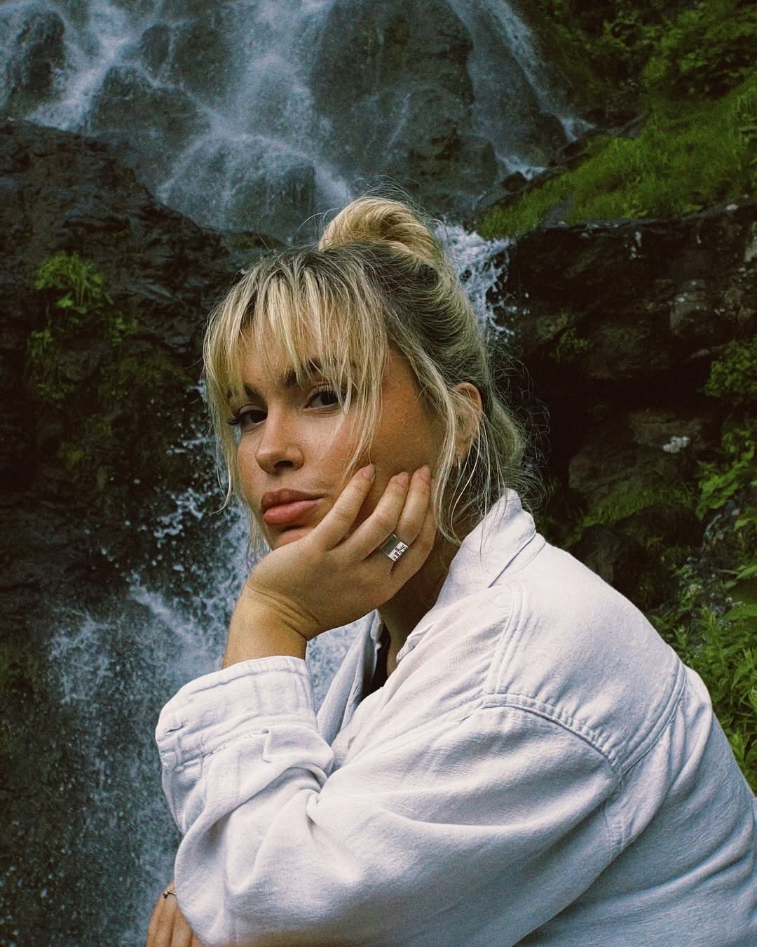 Torn bangs: Το χτένισμα που θα κλέψει τη δόξα από τις curtain φράντζες ...