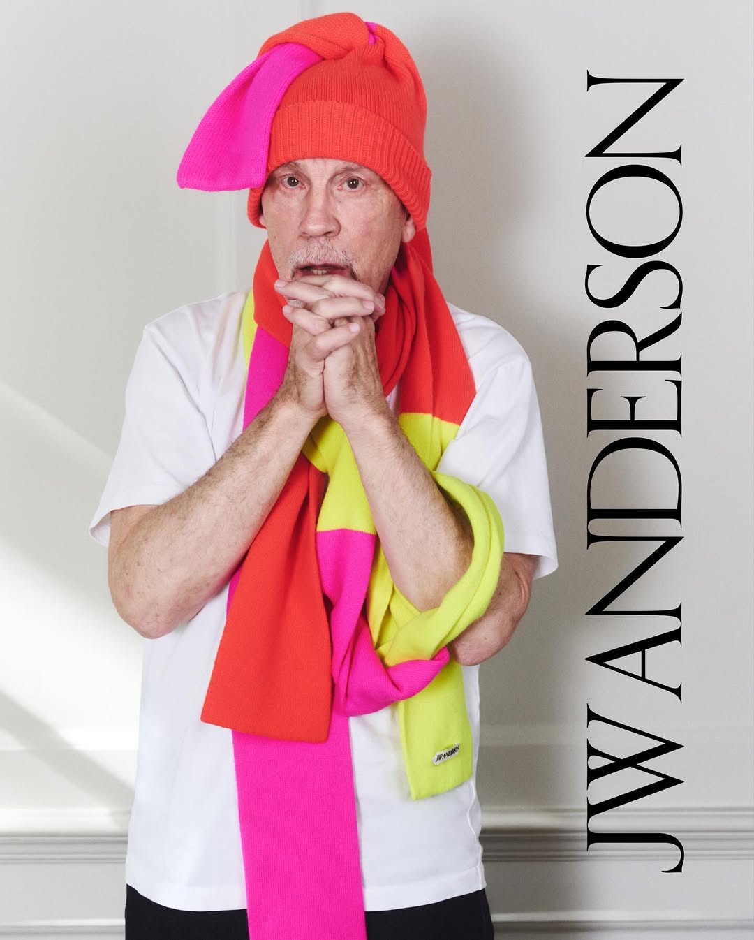 Ο John Malkovich ξαναγράφει τους κανόνες του στιλ με τον Jonathan ...