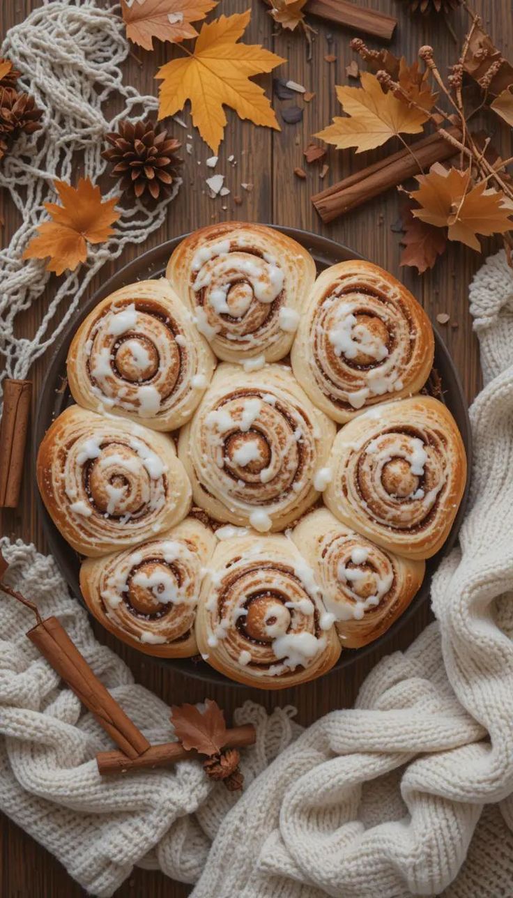 Αυτό cinnamon roll cake θα κάνει τα πρωινά σου να μυρίζουν Χριστούγεννα ...
