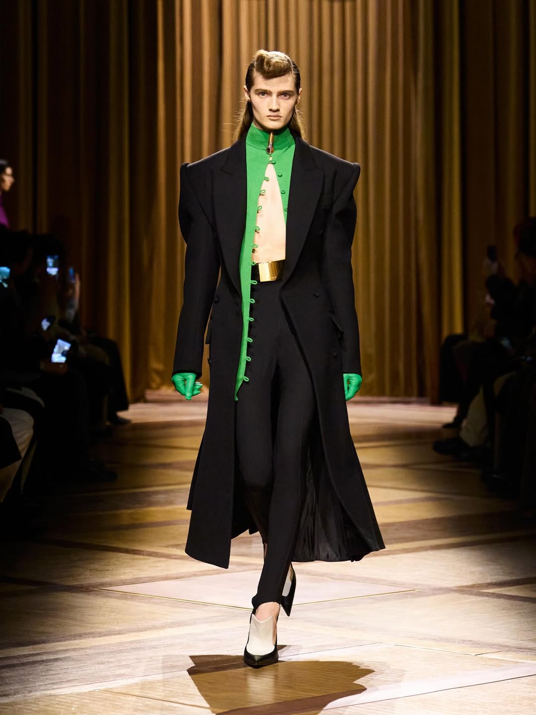 Mugler: Eπαναπροσδιορίζει το power dressing